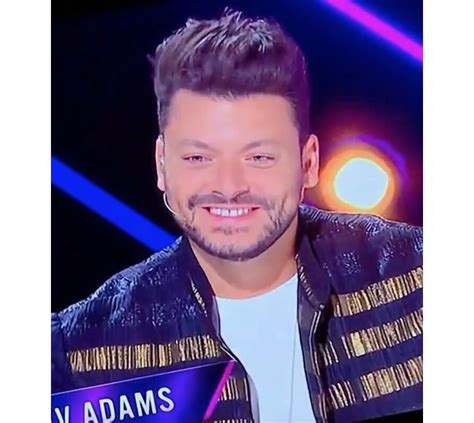 Photo Kev Adams toujours amoureux d Iris Mittenaere Il réplique