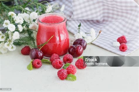 맛 있는 딸기와 달콤한 체리 스무디 또는 신선한 딸기와 밀크 쉐이크 딸기와의 신선한 요구르트 건강 한 아침 식사입니다 0명에