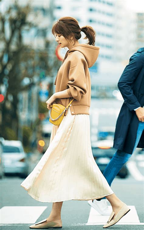 プリーツロングスカートコーデ65選｜カラー別・大人な着こなしテク Classy クラッシィ