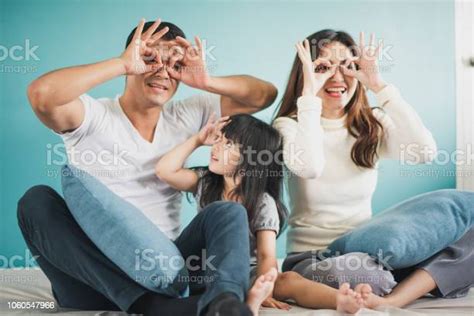 행복 밝은 미소 영 가족 어머니 아버지와 딸 파란색 배경 침대에 앉아 집에서 아시아인에 대한 스톡 사진 및 기타 이미지