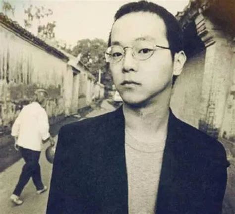53岁窦唯近照曝光 罕见露腼腆笑容一头白发显沧桑
