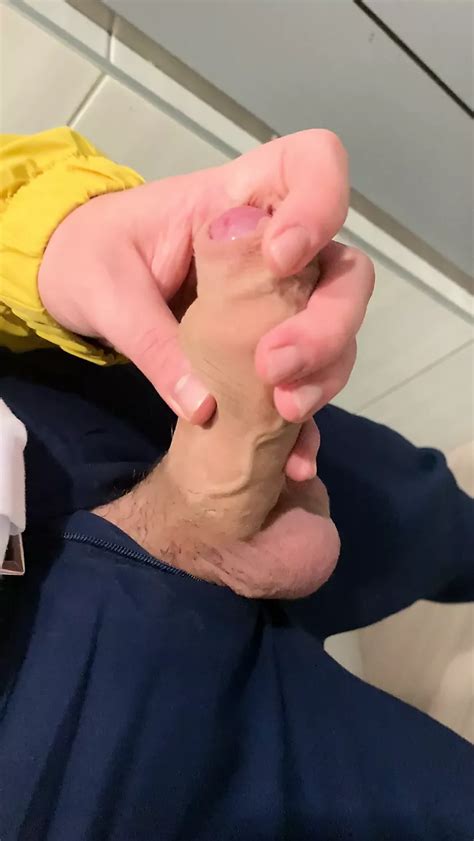 공중 화장실에서 주무르기 xHamster
