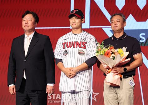 오피셜 차명석·염경엽이 반색한 156㎞ 파이어볼러 김영우 2억원에 도장 쾅 2025 Lg 신인 전원 계약 완료