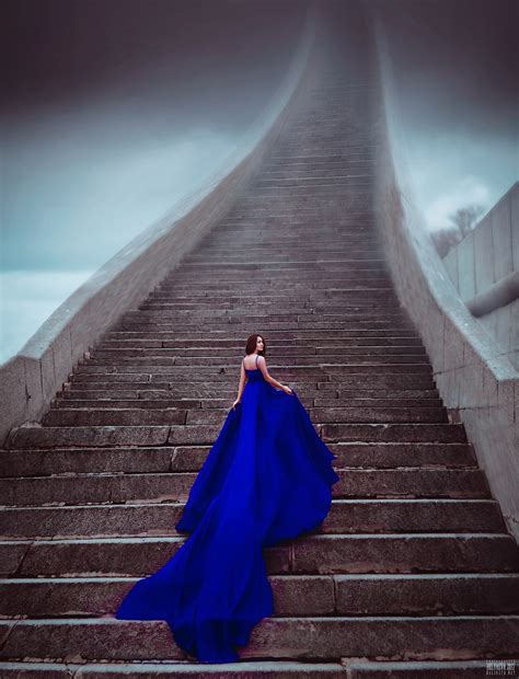 Фото Девушка в длинном голубом платье стоит на ступеньках фотограф Светлана Беляева
