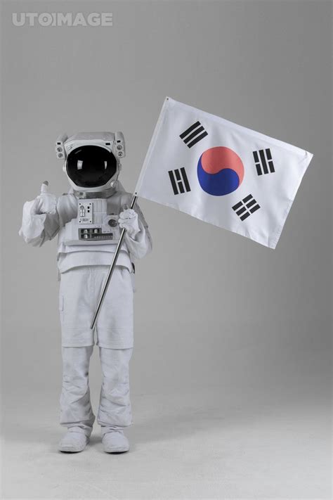 우주 생활 태극기 깃발을 들고 엄지척하며 서있는 우주인 Pho730 유토이미지 사진 사람 이벤트 Pho730a