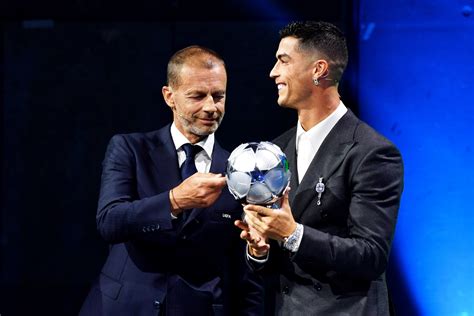 Cristiano Ronaldo Ganha Prêmio Especial Por Feitos Na Champions League