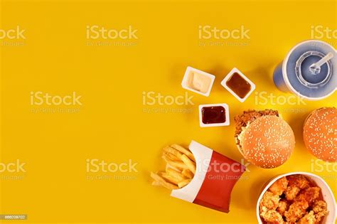패스트 푸드 요리 최고 볼 수 있습니다 감자 튀김 햄버거 노란색 바탕에 마요네즈와 케첩 소스 0명에 대한 스톡 사진 및 기타