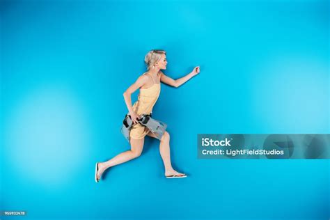 플립에서 아름 다운 젊은 여자의 전체 길이 보기 퍼 오리발을 블루에 멀리 보고 개념에 대한 스톡 사진 및 기타 이미지 개념 관광 관광객 Istock