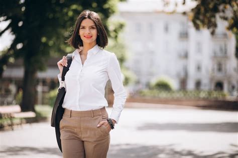Jeune Femme Affaires Marche Dans Parc Photo Gratuite