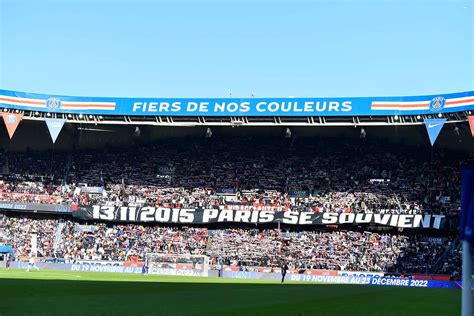 Le Paris Saint Germain A Rendu Hommage Aux Victimes Du 13 Novembre