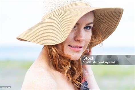 해변에서 플로피 모자를 쓰고 빨간 머리와 주근깨를 가진 아름다운 여성 30 34세에 대한 스톡 사진 및 기타 이미지 30 34세 건강한 생활방식 모자 모자류 Istock