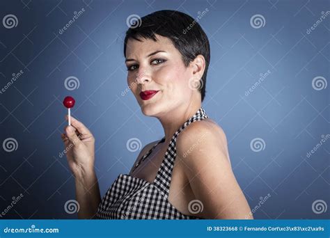 Giovane Donna Felice Con La Lecca Lecca Nella Sua Bocca Su Fondo Blu