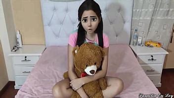 Hijastra Juega Con Su Osos De Peluche Pero Su Padrastro La Pone A Jugar Con Su Gran Polla