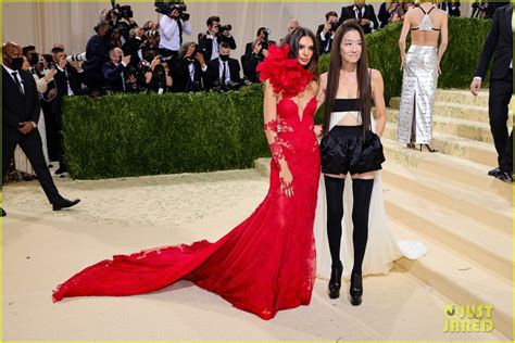 Emily Ratajkowski Wears A Stunning Vera Wang Dress To Met Gala 2021
