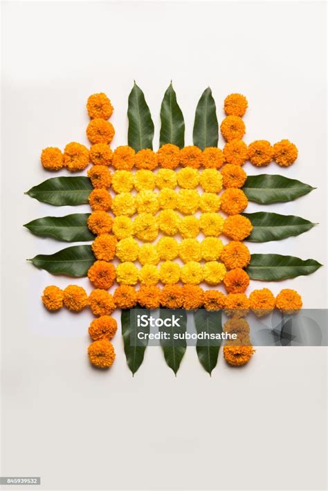 花 Rangoli 排燈節或馴牛或勞動部提出用萬壽菊或 Zendu 花在白色的背景選擇性焦點 照片檔及更多 印度阿南節 照片 印度阿南節