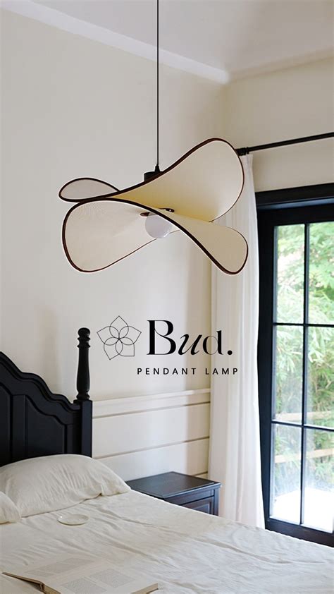 스튜디오 이뉴어 ⠀ 버드 펜던트 램프는 크리미한 베이지 색상과 우아한 곡선 디자인이 조화를 이루는 조명입니다 심플하지만 깊이 있는 미감을 추구하는 와비사비 스타일로
