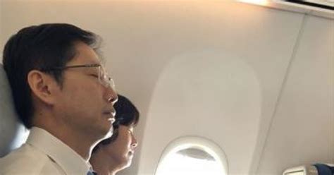 김경수 부부 경찰 출석 전 모습 두 손 굳게 마주 잡고