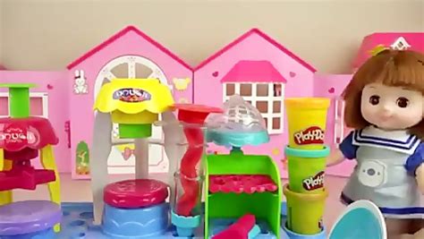 بازی کودکانه دخترانه عروسک کوچولو و شیرینی با خمیر بازی