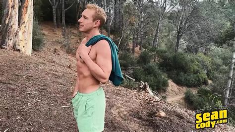 Grayson Döljer En Imponerande Lång Kuk Och Visar Upp Den På Sin Första