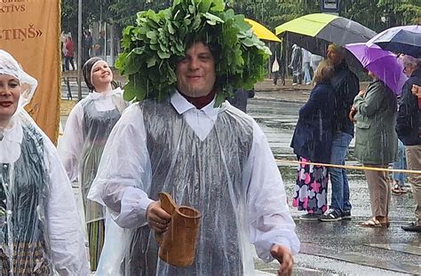 Latvian Song And Dance Festival Participants Marching In H Flickr