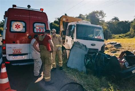 Quatro Pessoas Da Mesma Família Morrem Em Batida Entre Carro E Caminhão