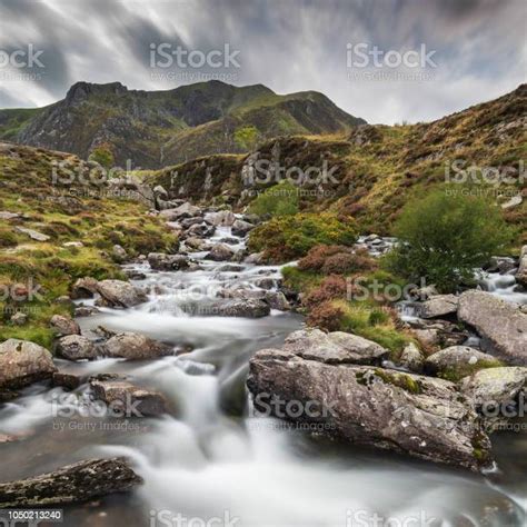 가 Llyn Ogwen와 스노에 Llyn Idwal 산 범위 아래로 흐르는 강 변덕 풍경 이미지 0명에 대한 스톡 사진 및 기타