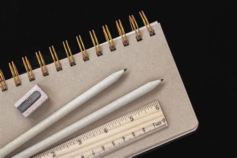 나무 문구는 나선형 어두운 배경이노트북에 놓여 있습니다 학교로 돌아가기 교육의 개념 학용품에 대한 스톡 사진 및 기타 이미지