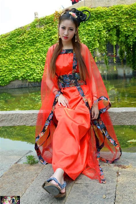 性感少婦 古裝漢服美女小玉 雲想衣裳花想容春風拂檻露華濃 每日頭條