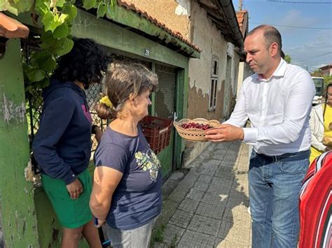 Кметът на Кюстендил раздава череши на възрастни хора в общината