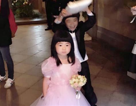 袁弘张歆艺德国古堡大婚 伴娘伴郎颜值爆表