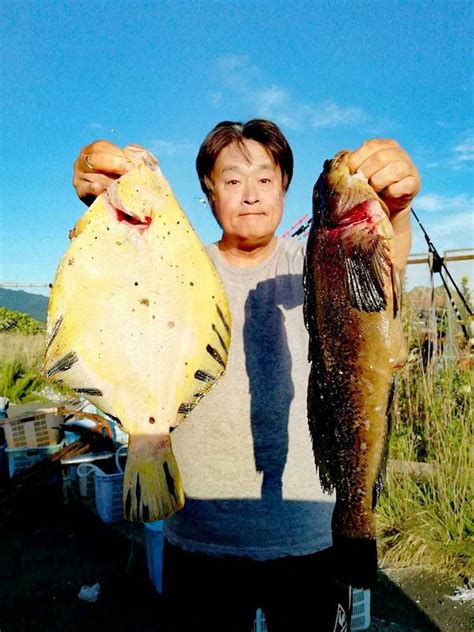 アブラコ45センチとタカノハ41センチを手に筆者 ― スポニチ Sponichi Annex 社会