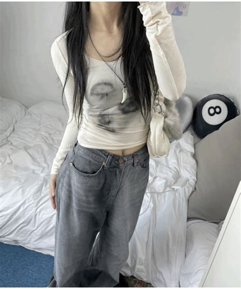 Smudging Seethrough Tee 에이블리