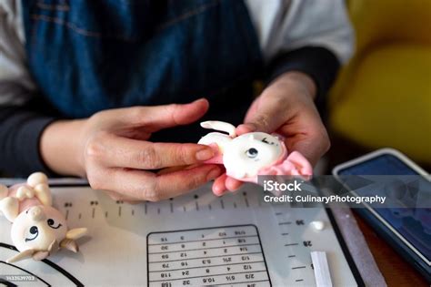 여성 베이커가 앞치마를 착용하고 다양한 모양의 케이크로 케이크를 만들고 있습니다 가정 주방에 대한 스톡 사진 및 기타 이미지 가정 주방 가정의 방 달콤한 음식