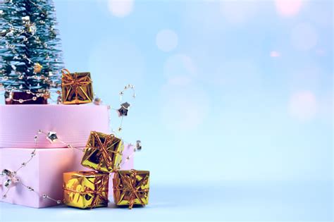 크리스마스 트리 선물 상자 장식 및 카피 스페이스와 파스텔 블루 배경에 보케 조명 트렌디 한 크리스마스와 새해 구성의 클로즈업 보기 선택적 초점 텍스트 장소 0명에 대한