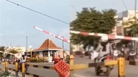 Pengendara Wanita Ini Nekat Menerobos Palang Kereta Api Jatuh Dan