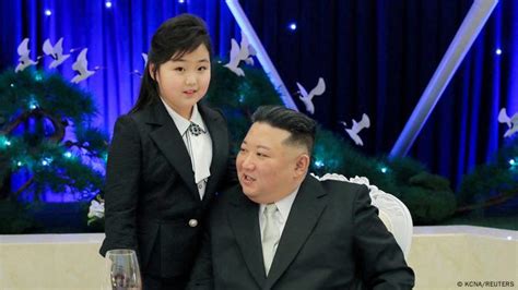 金正恩偕妻女出席建军节庆祝宴会 博讯新闻网