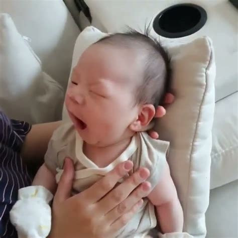 신생아 귀여운 하품소리😂 Youtube