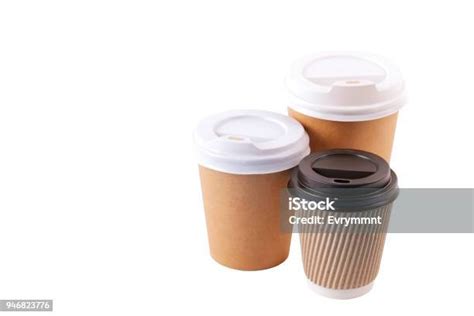 3 갈색 판지 두 배 벽 종이 컵 다른 크기 꺼내 커피가 게 모자 흰색 배경 절연 뜨거운 음료에 대 한 다채로운 에코친화적인 판지 머그컵 닫습니다 그리고 공간 복사 0명에
