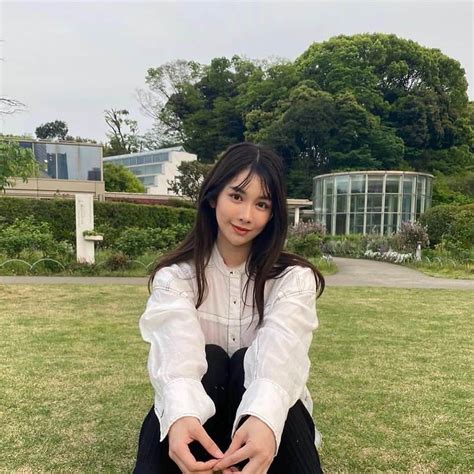 結城モエさんのインスタグラム写真 結城モエinstagram「とある撮影中の作品のために、 最近は割と前髪短めです🌿 今夜は