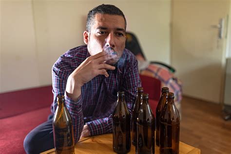 젊은 슬픈 술에 취한 남자는 맥주와 알코올을 마시는 낭비 고통과 정서적 스트레스에 외롭고 필사적 사람과 알코올 남용 중독과 남자