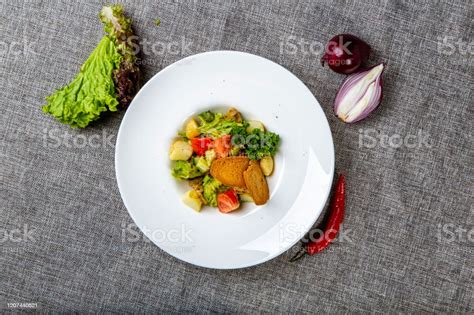 꿀 소스를 입고 검은 바다 라판 고기 샐러드 호밀 크래커와 함께 회색 캔버스 천에 샐러드 양파 머리 고추 옆에 가지 채소에 대한 스톡 사진 및 기타 이미지 Istock