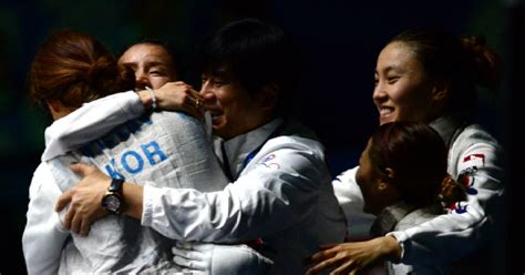 [ag포토] 금메달 감격 부둥켜 안은 여자 펜싱 선수들