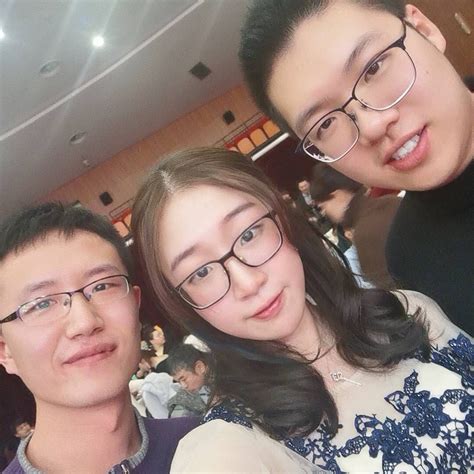 67岁棋圣聂卫平近况，与小23岁娇妻合影像父女，15岁小女儿喝啤酒聂云菲