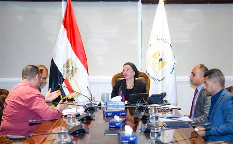 ياسمين فؤاد تبحث مع مجموعة من النواب المشاكل البيئية بدوائرهم الأسبوع