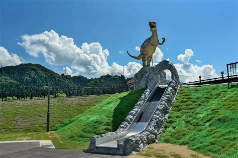 วิธีการเดินทาง เวลาทำการ และสถานที่ท่องเที่ยวใกล้เคียงของ สถานีถนน