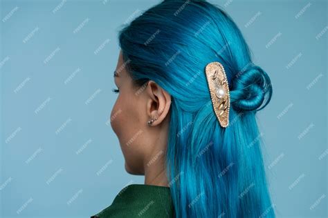 파란 머리를 가진 여자 미디엄 샷 무료 사진