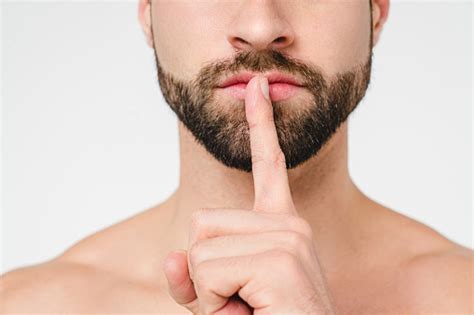 일급 비밀 침묵 제스처 흰색 배경에 고립 된 입술에 손가락 백인 수염 셔츠없는 남자 돌보는 그의 몸 얼굴 남성 아름다움 악한에 대한 스톡 사진 및 기타 이미지 Istock