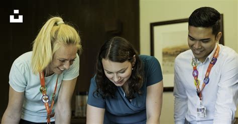 파란 민소매 드레스를 입은 여자가 파란 크루 넥 티셔츠를 입은 여자 옆에 서 있습니다 사진 Unsplash의 무료 사무실 이미지