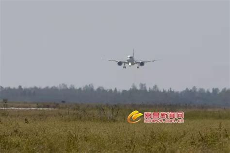 C919大飞机首次降落瑶湖机场 澎湃号政务 澎湃新闻 The Paper