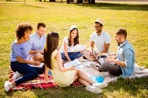 동급 생 국제 교류 여름 커뮤니케이션 교육 및 십 대 개념 친절 한 학생 청소년도 서와 장치 바닥에 누워 야외에서 함께 공부 하는 계획에 대한 스톡 사진 및 기타 이미지